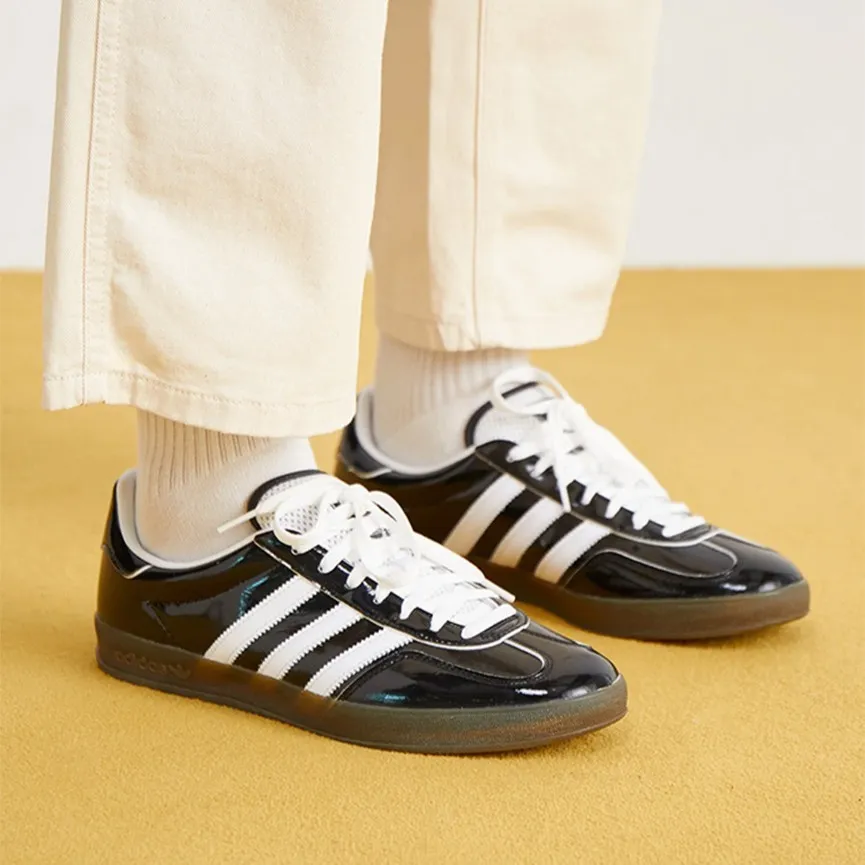 아디다스 가젤 인도어 유광 스니커즈 코어 블랙 JQ8124 | 크로켓