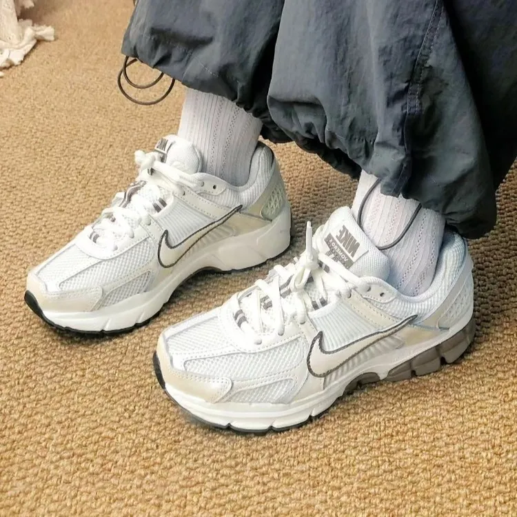 나이키 에어 줌 보메로 5 밍크 브라운 우먼스 IB8129-133 | 상품 상세 | 크로켓