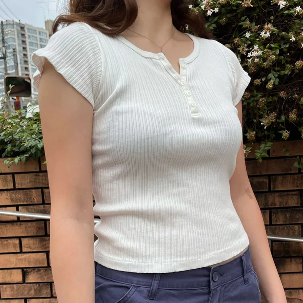 브랜디멜빌 티셔츠 AHERN 헨리넥 반팔 크롭 탑 화이트 Brandy Melville | 크로켓