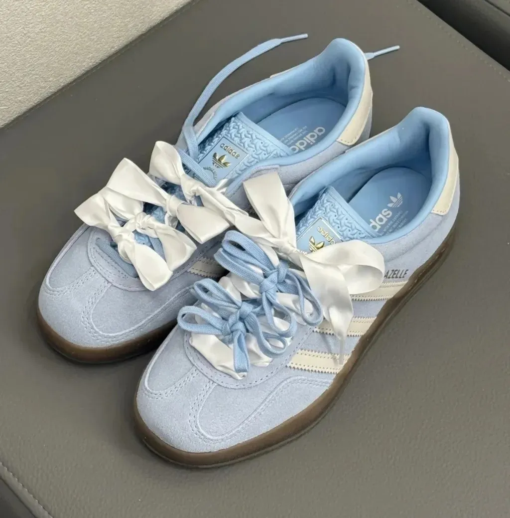 아디다스 우먼스 오리지널 가젤 인도어 스카이 블루 리본 화이트 JI2717 | 상품 상세 | 크로켓