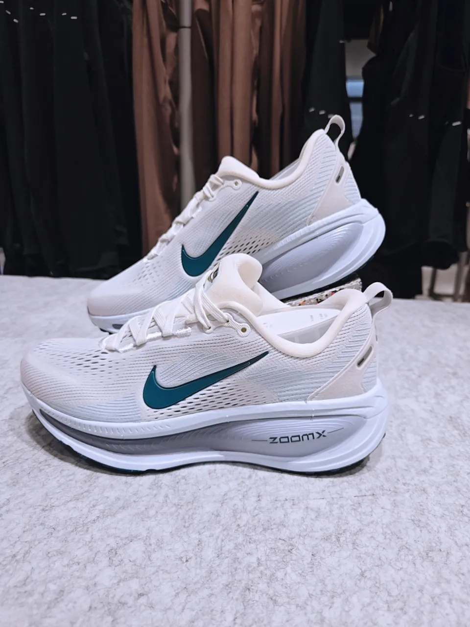 나이키 NIKE 우먼스 보메로 18 VOMERO 로드 러닝화 운동화 HM6804-100 HM6804-103 | 크로켓