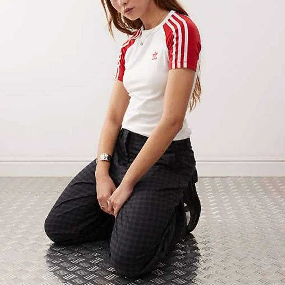 아디다스 반팔 3S 래글런 슬림 티셔츠 화이트 스칼렛 레드 여성 상의 JD0835 | 상품 상세 | 크로켓