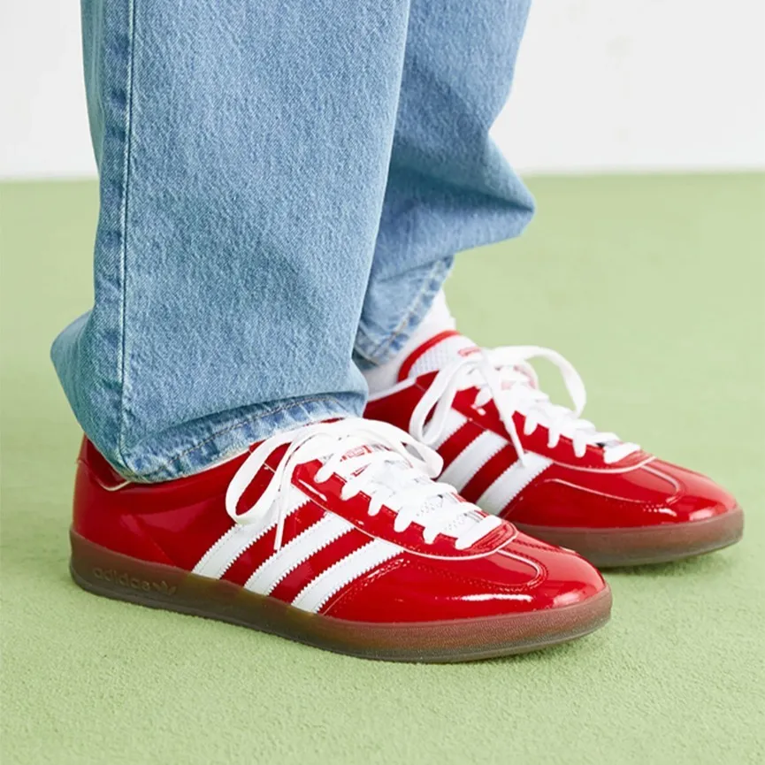 아디다스 가젤 인도어 유광 스니커즈 베럴 스칼렛 JQ8123 | 크로켓