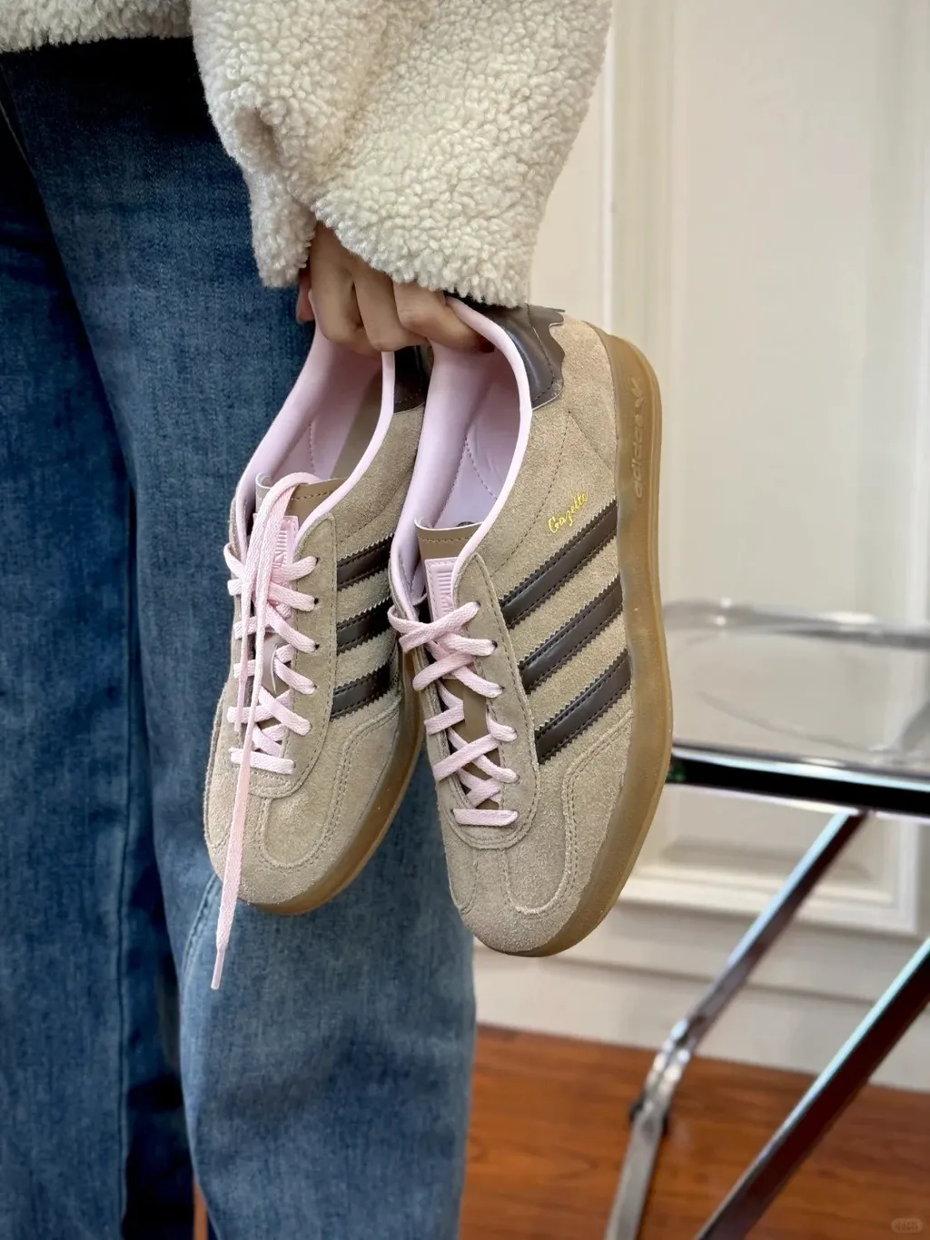 [무배 최저가! / 빠른출고] 아디다스 가젤 인도어 스니커즈 모카무스 브라운 핑크 JR8028 | 상품 상세 | 크로켓