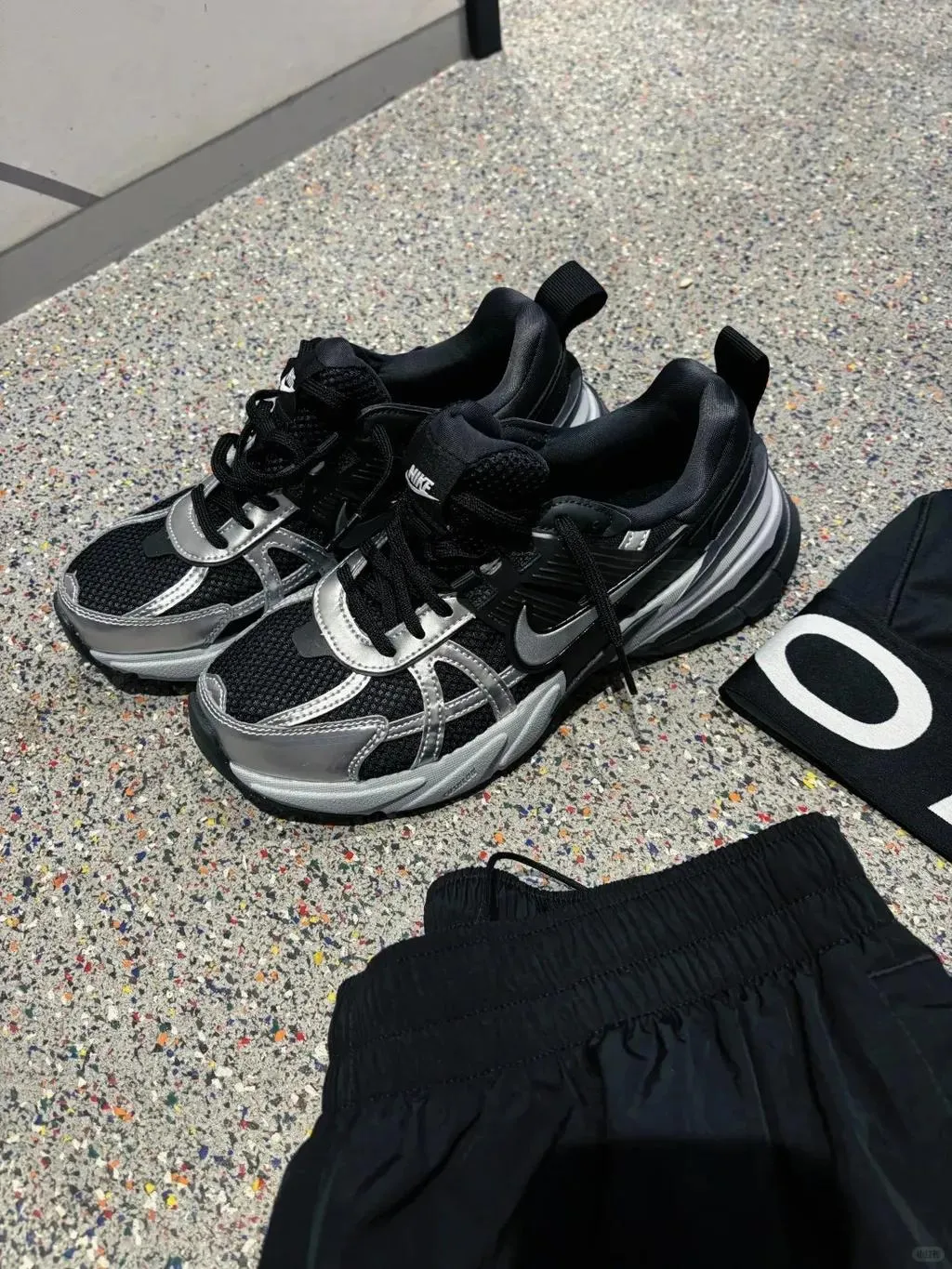 나이키 V2K 런 블랙 다크 스모크 그레이 FD0736-005 | 크로켓