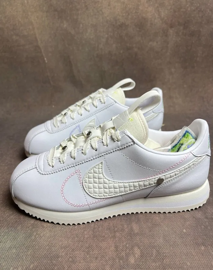 나이키 우먼 코르테즈 화이트 코코넛 밀크 하트 패치 바닐라 크림 FD4620-111 | 상품 상세 | 크로켓