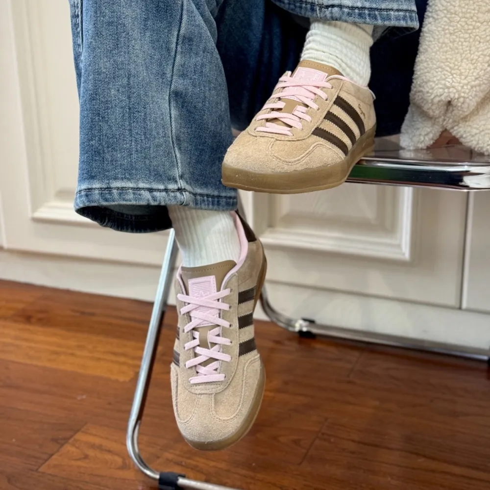 아디다스 가젤 인도어 리본 모카 브라운 무스 핑크 JR8028 | 크로켓