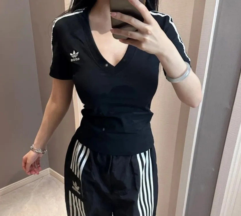 아디다스 오리지널 삼선 여성 크롭 브이넥 반팔 티셔츠 IU2416 | 상품 상세 | 크로켓