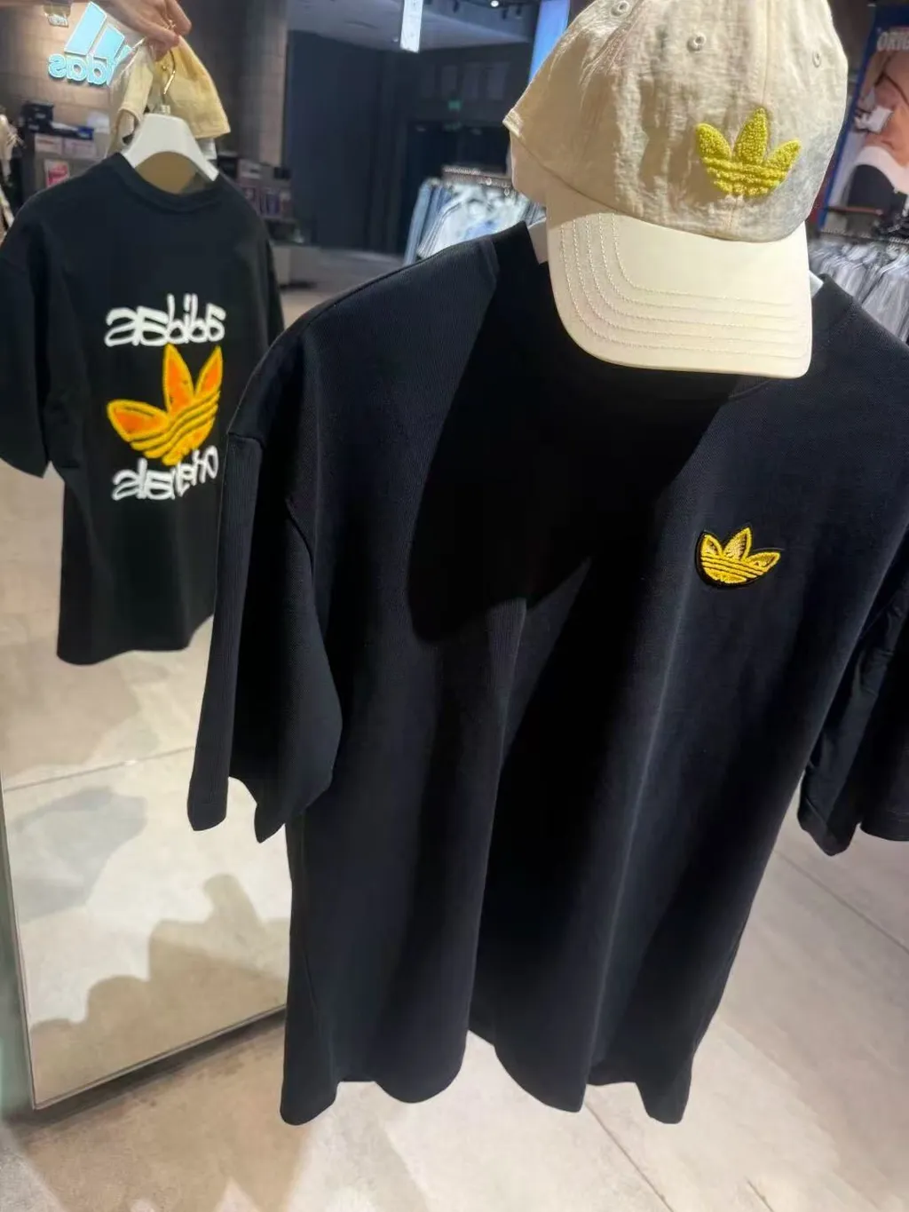 아디다스 오리지널 트레포일 빅로고 라운드 반팔 블랙 티셔츠 KE5794 | 크로켓