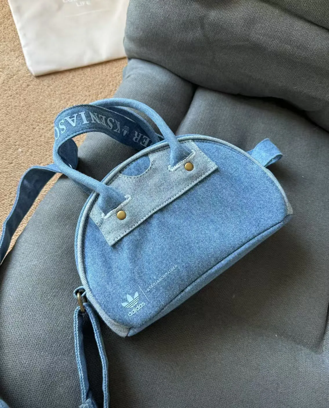 [무료배송/항공특송] 아디다스 오리지널스 x 크세니아 슈나이더 미니 볼링백 블루 데님 IX7451 | 상품 상세 | 크로켓