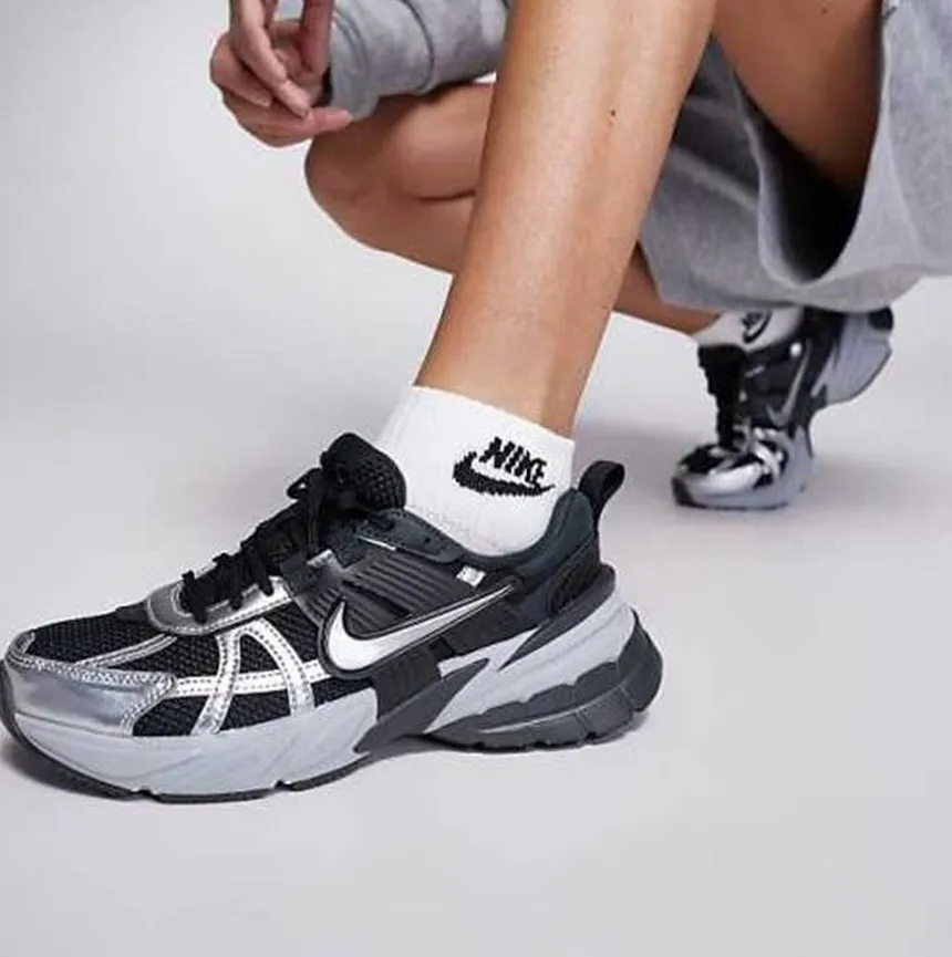 나이키 V2K 런 블랙 그레이 메탈릭 실버 FD0736-005 | 상품 상세 | 크로켓