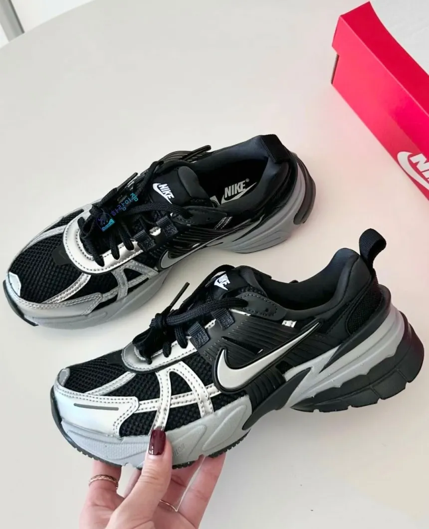 나이키 V2K 런 테크 블랙 메탈릭 실버 우먼스 FD0736-005 | 크로켓