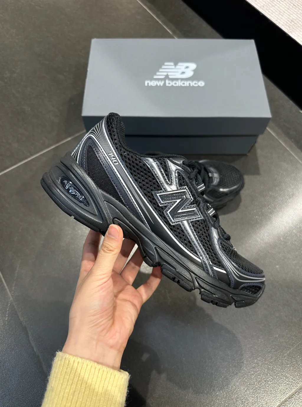 뉴발란스 740 GS 여성 운동화 블랙 실버 GR740BM | 크로켓
