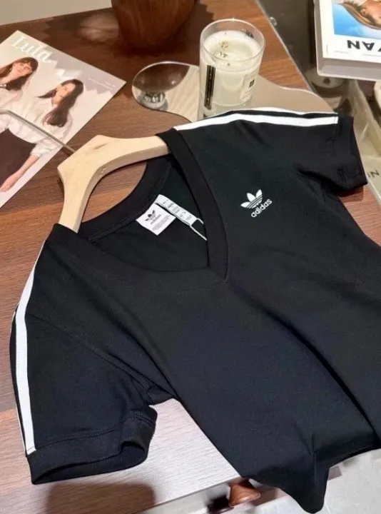 아디다스 오리지널 삼선 여성 크롭 브이넥 반팔 티셔츠 IU2416 | 크로켓